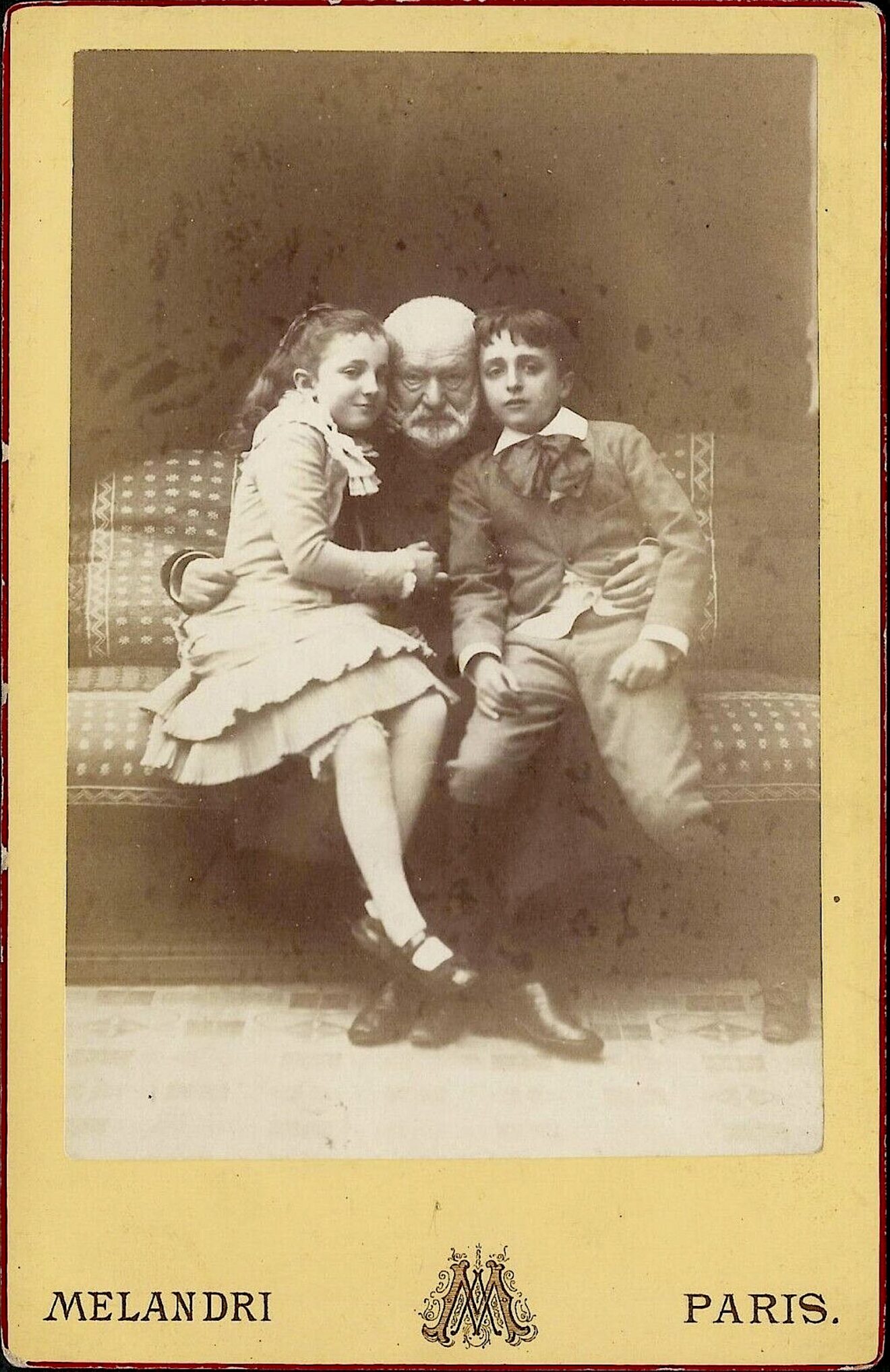 Victor HUGO, ses petits-enfants et L’Art d’être grand-père.