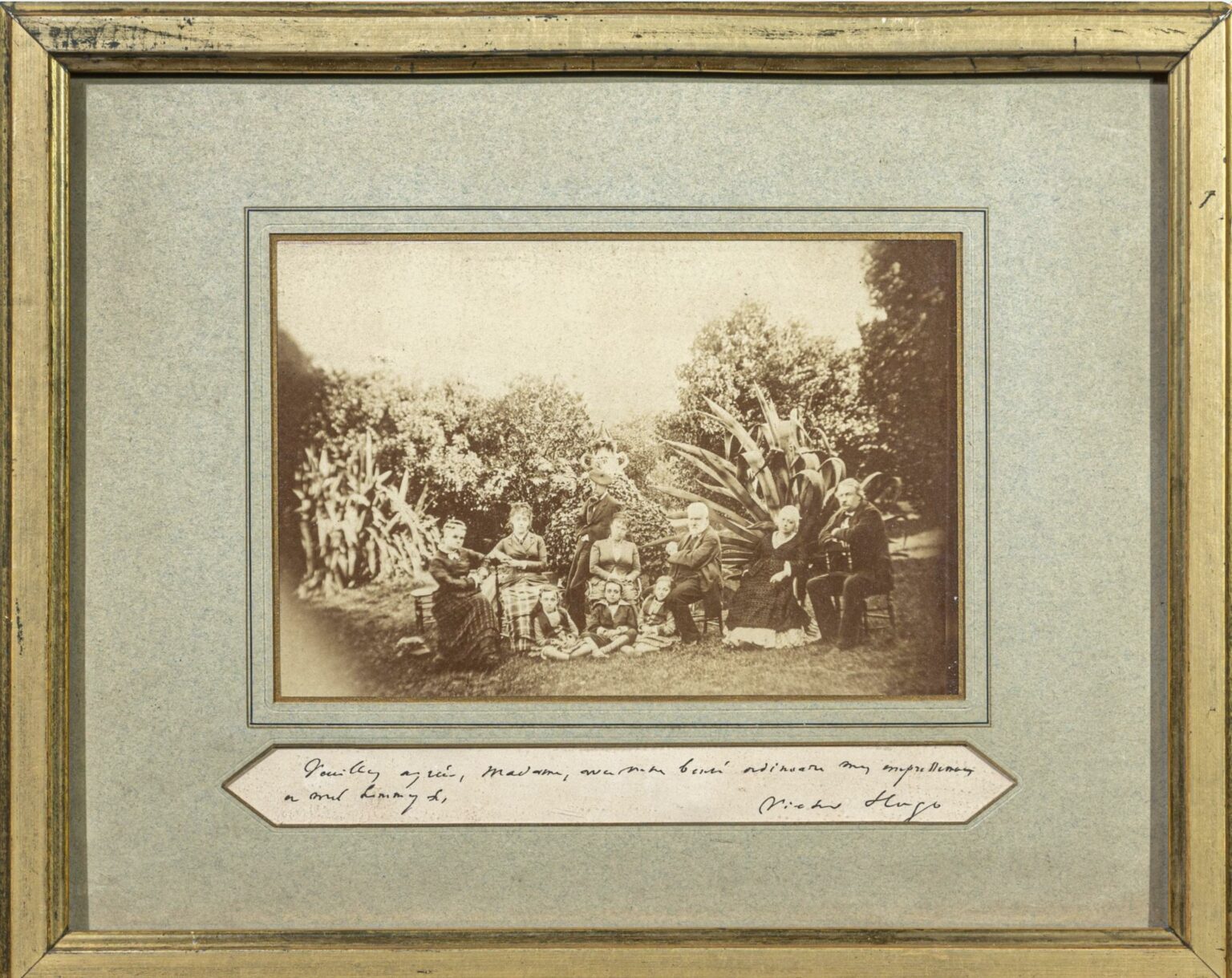 Victor Hugo mit seiner Familie in Hauteville-House. Signiertes Foto. 1878.