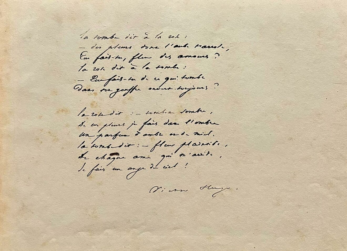 Un des plus célèbres poèmes de Victor HUGO : "La tombe dit à la rose".