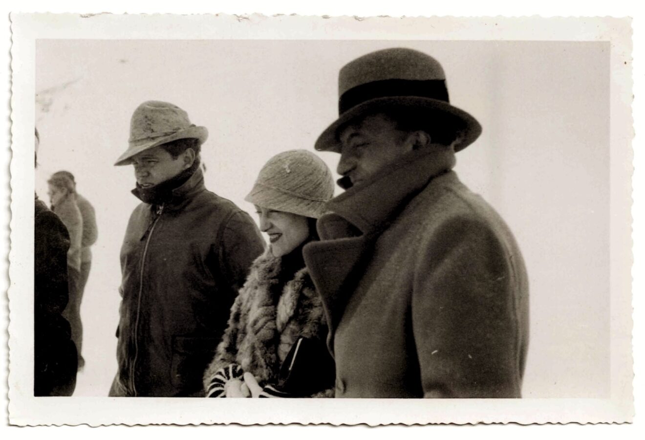 Paul y Nusch Éluard sonriendo. Impresión original de época.